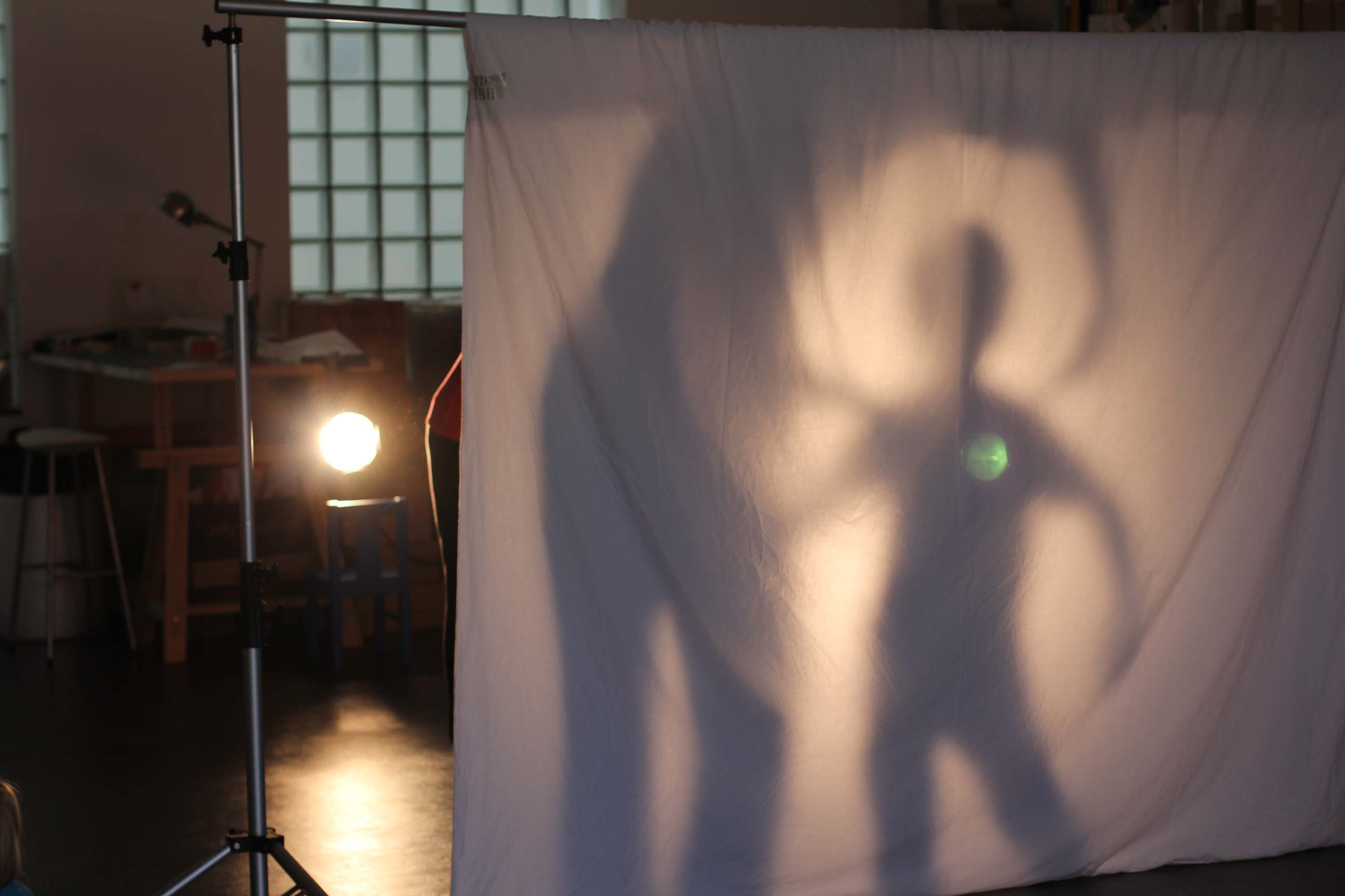 Dance 9: Playing with shadows – Kids Atelier